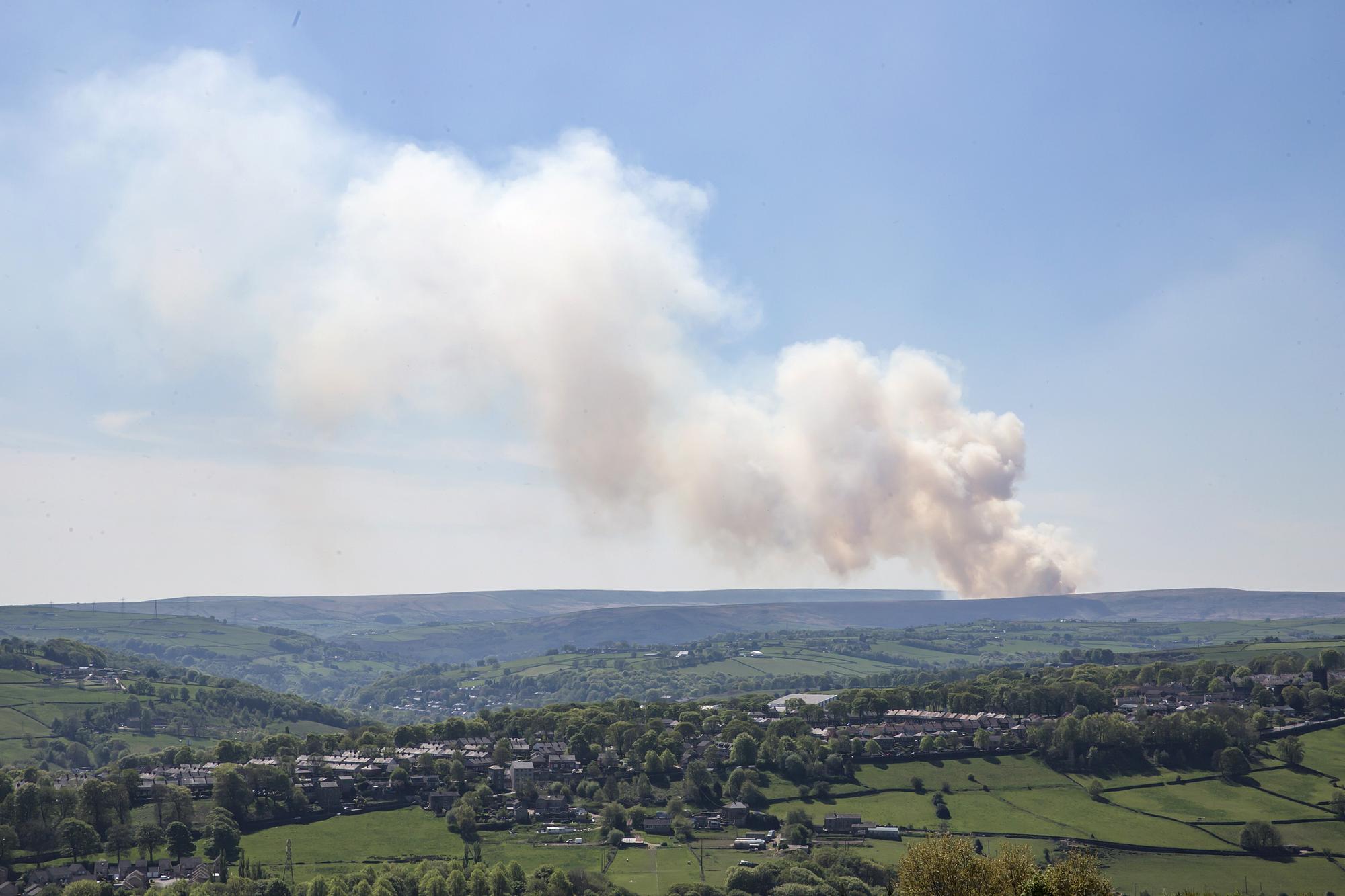 Ripponden moor fire: Photos as 18 crews battle massive Calderdale fire ...
