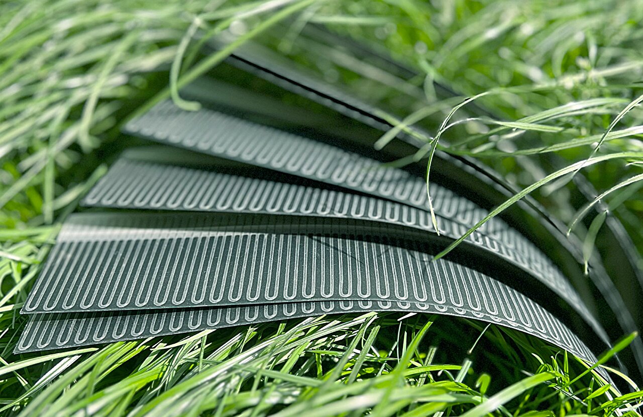 Flexible tandem solar cells achieve 24.6% efficiency and withstand ...