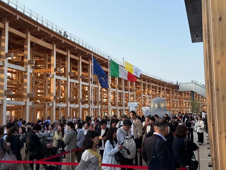 Centinaia di persone in fila per vedere il Padiglione Italia
