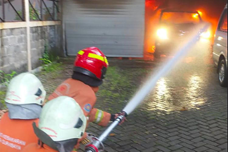 Kebakaran Garasi di Sidosermo, 7 Mobil Hangus Terbakar
