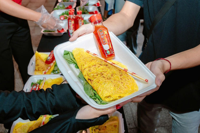 Nam Ngư chiêu đãi bánh xèo 100 tôm hùm tại lễ hội miền Tây