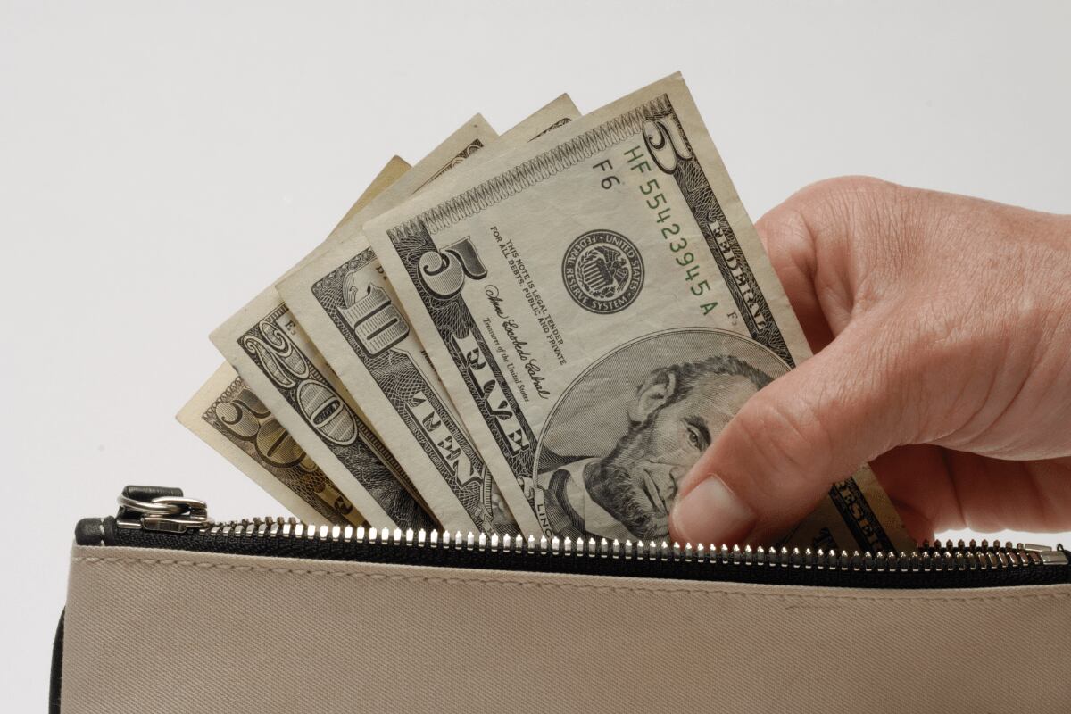 Consumer advisor warns: buy only what you need before tariffs hit