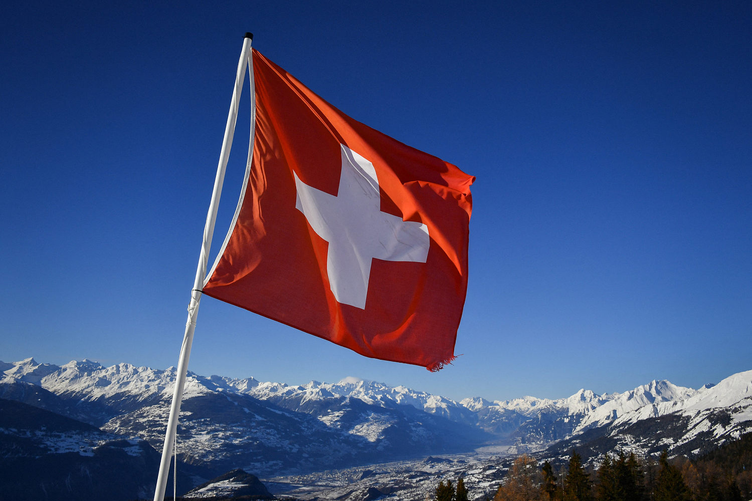 More rich Americans are opening Swiss bank accounts fearing U.S. risks
