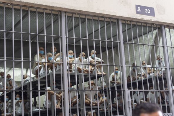 12 shocking images take you inside El Salvador's brutal mega-prison for ...
