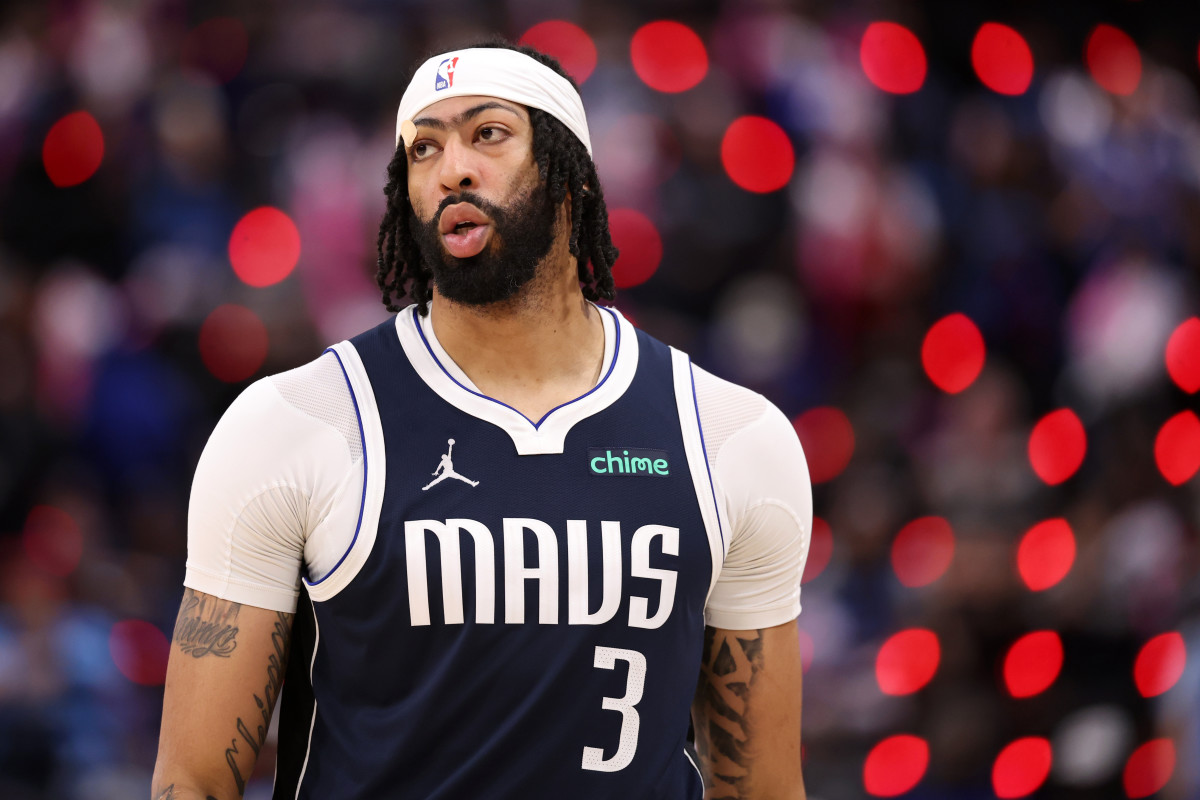 Mavericks Owner Makes Anthony Davis Decision After Six Missed Games