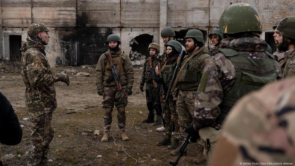 Ucrania recibe cuerpos de 909 soldados muertos en combate