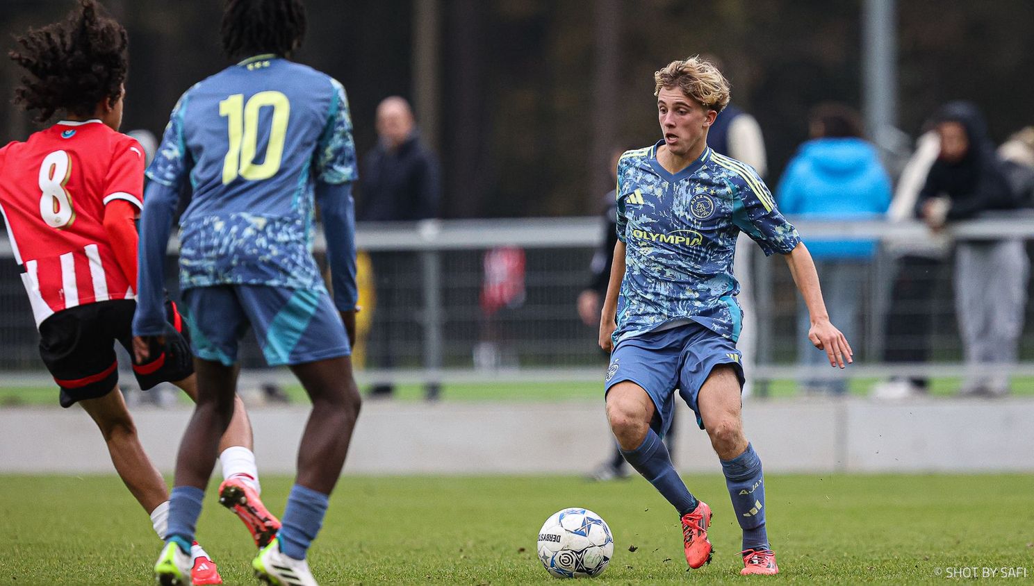 Rondom Ajax: Farioli geeft speech aan Ajax O17 voorafgaand aan Future Cup