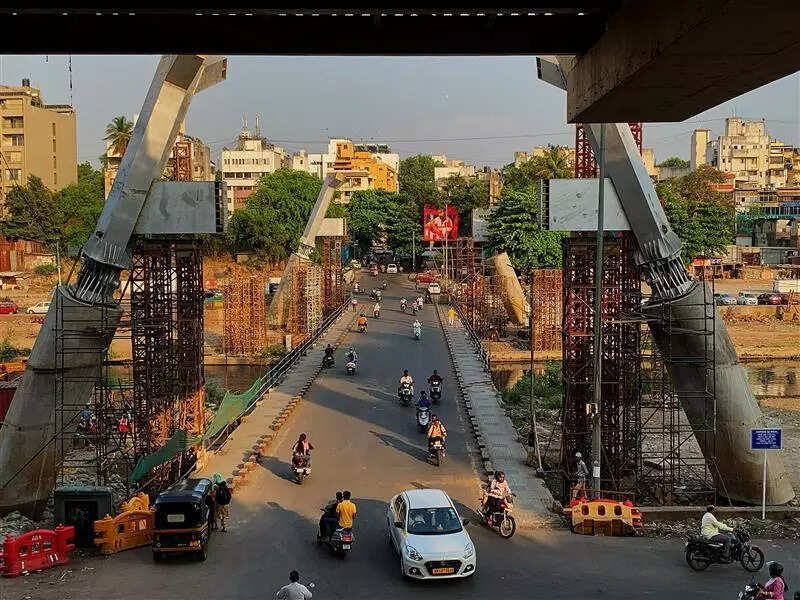 Closure of Bhide Bridge for Metro work causes confusion among commuters