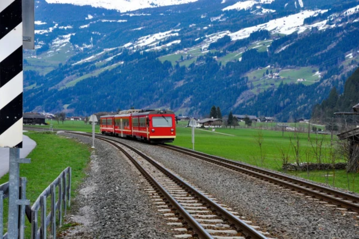13 Tips to Make the Most of a Train Ride Through the Swiss Alps