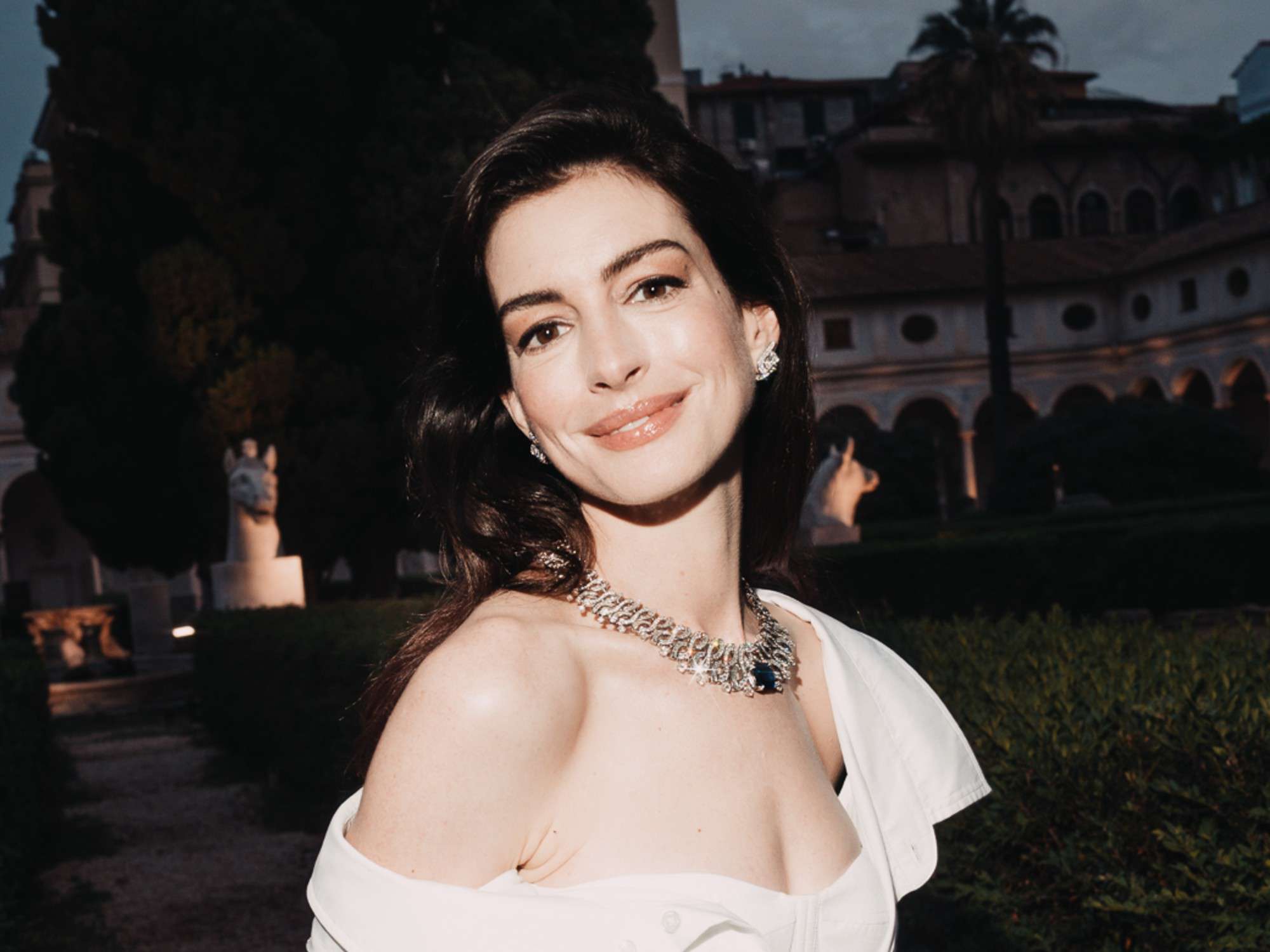 Need Spring Hair Inspo? Look No Further Than Anne Hathaway's Bouncy ...