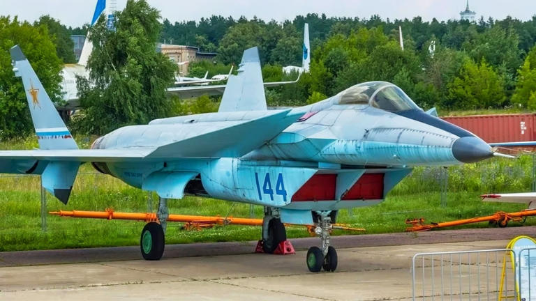 Russia built the MiG 1.44 to beat the F-22 in the 1990s — its design ...