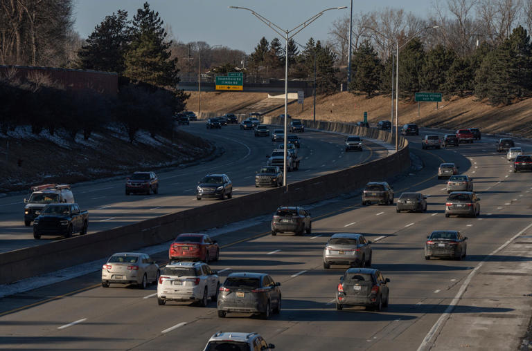 WB I-696 roadwork closes lanes for more than a week