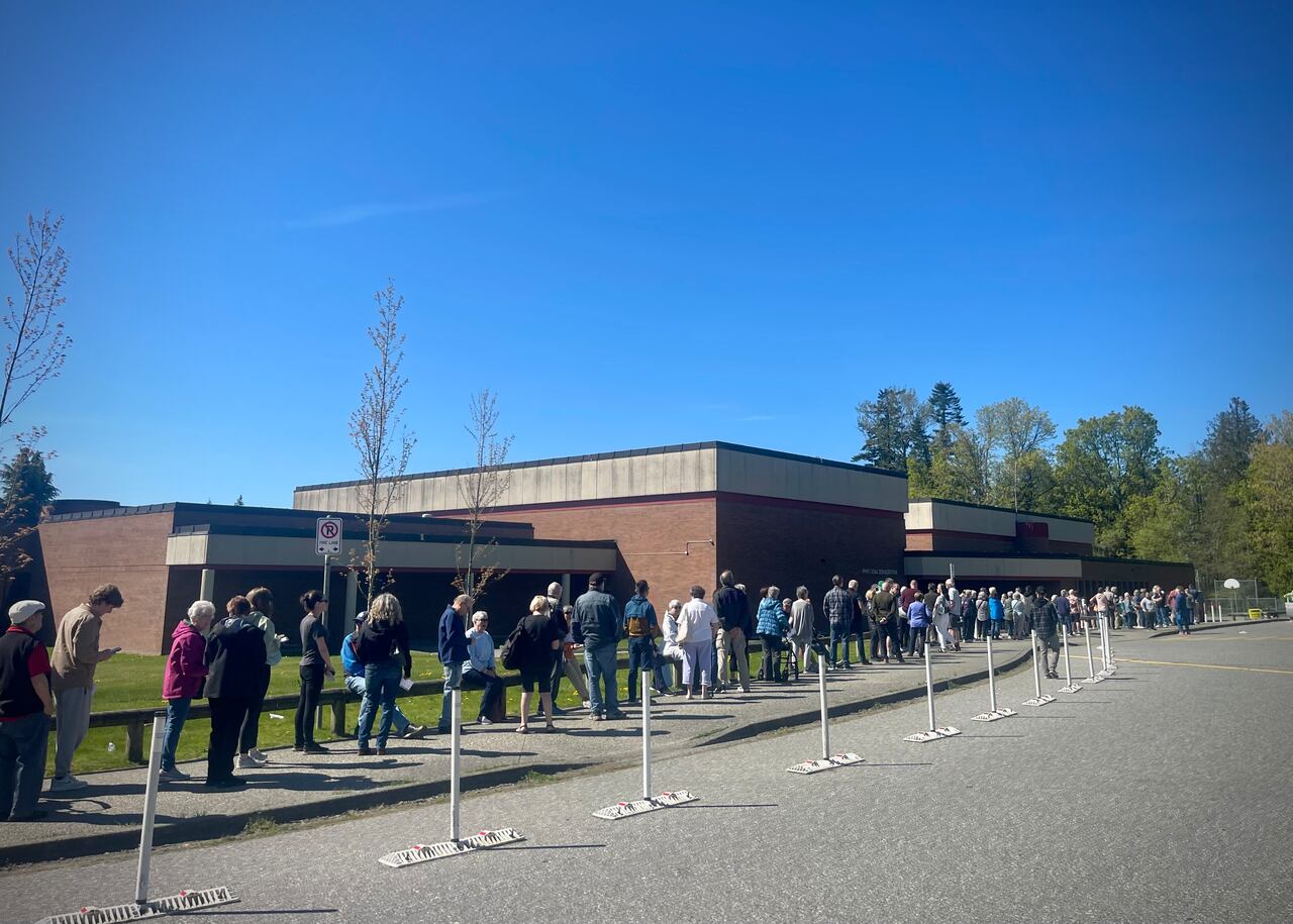 Day 1 of advance voting sees long lines at Metro Vancouver polling stations