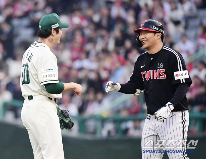 After being hit by a cannonball on the shoulder, Park Jong-hoon used a ...