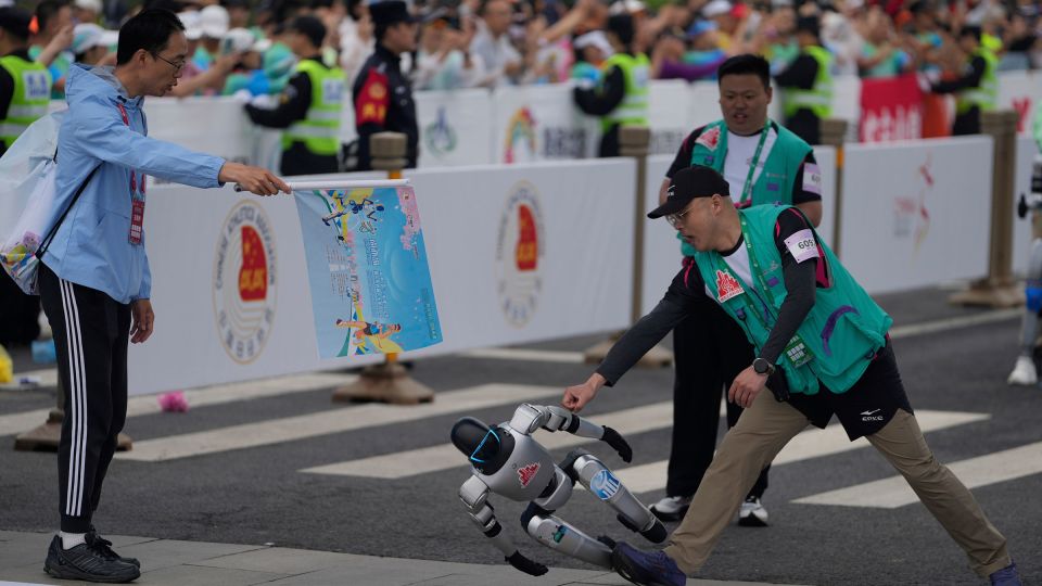 Chinese robots ran against humans in the world’s first humanoid half ...