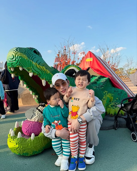 Kim Junho, go on a date at the amusement park with his two sons ...