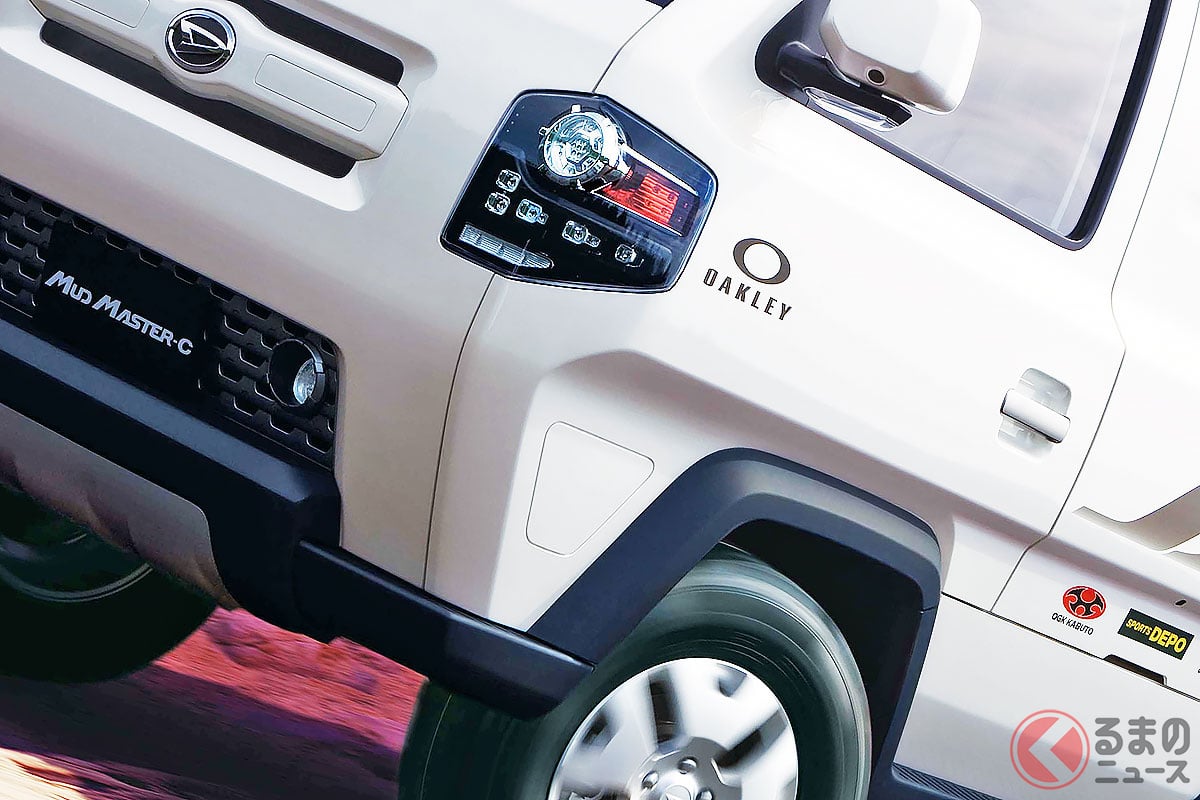 ダイハツの「タフすぎ“斬新”軽トラ」がスゴい！ 全長3.4mボディに5速MT搭載！ 「“カクカク”デザイン」で地上高350mm超えの「マッド ...