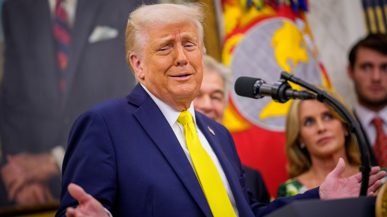 Trump's Bizarre Tie Color Choice Makes His Disastrous Fake Tan Stand ...