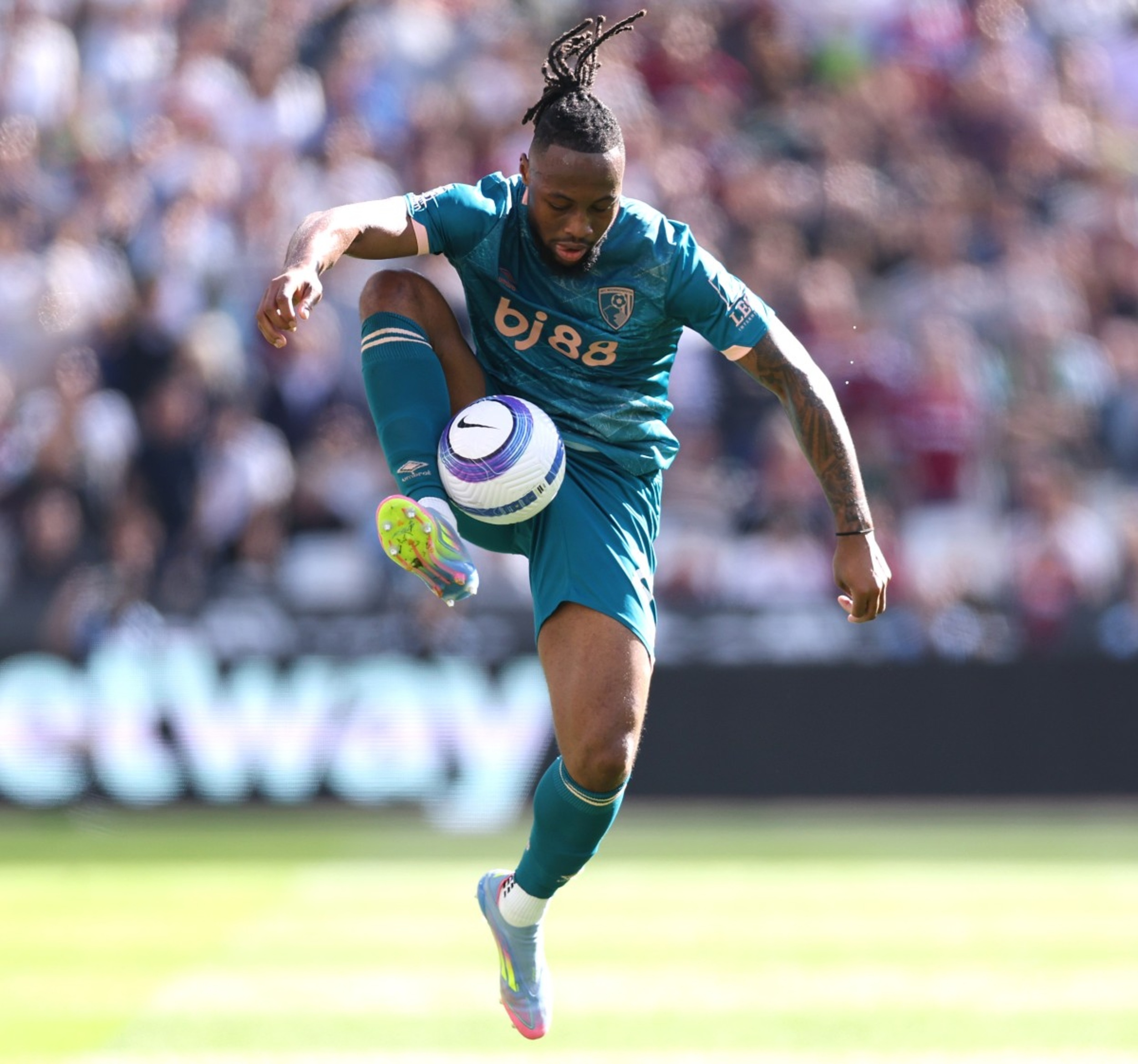 Man Utd frontrunners for 'powerful' £70m star, Liverpool also keen but ...