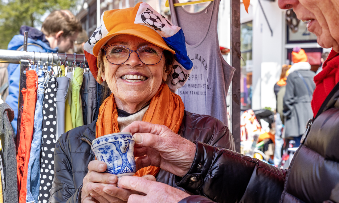 Scoor de beste koopjes op Koningsdag: 9 tips voor de vrijmarkt