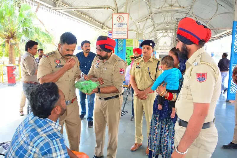 In Amritsar, 5 held, over Rs 6L recovered in drug money; hawala network ...