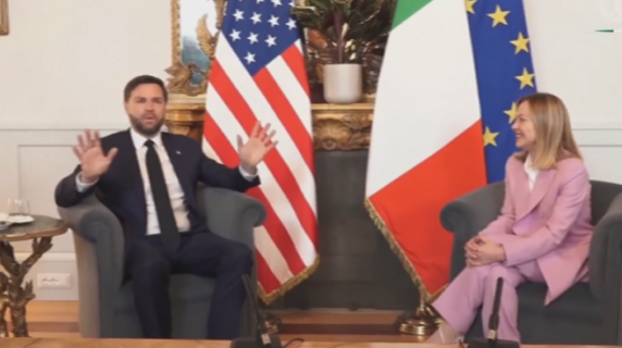 Meloni saluta Vance e parla in italiano, lui scherza: «Anche se mi ...