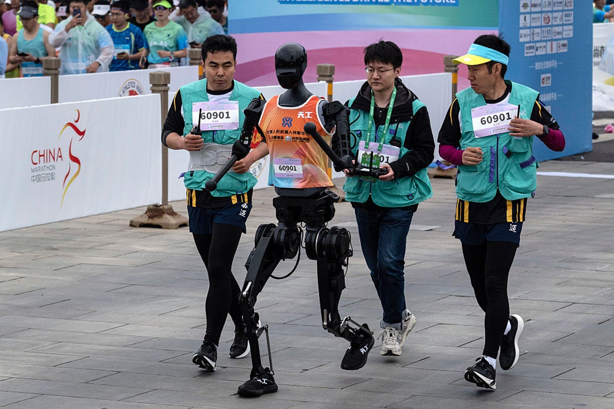 Robots race against humans for first time in Chinese half-marathon