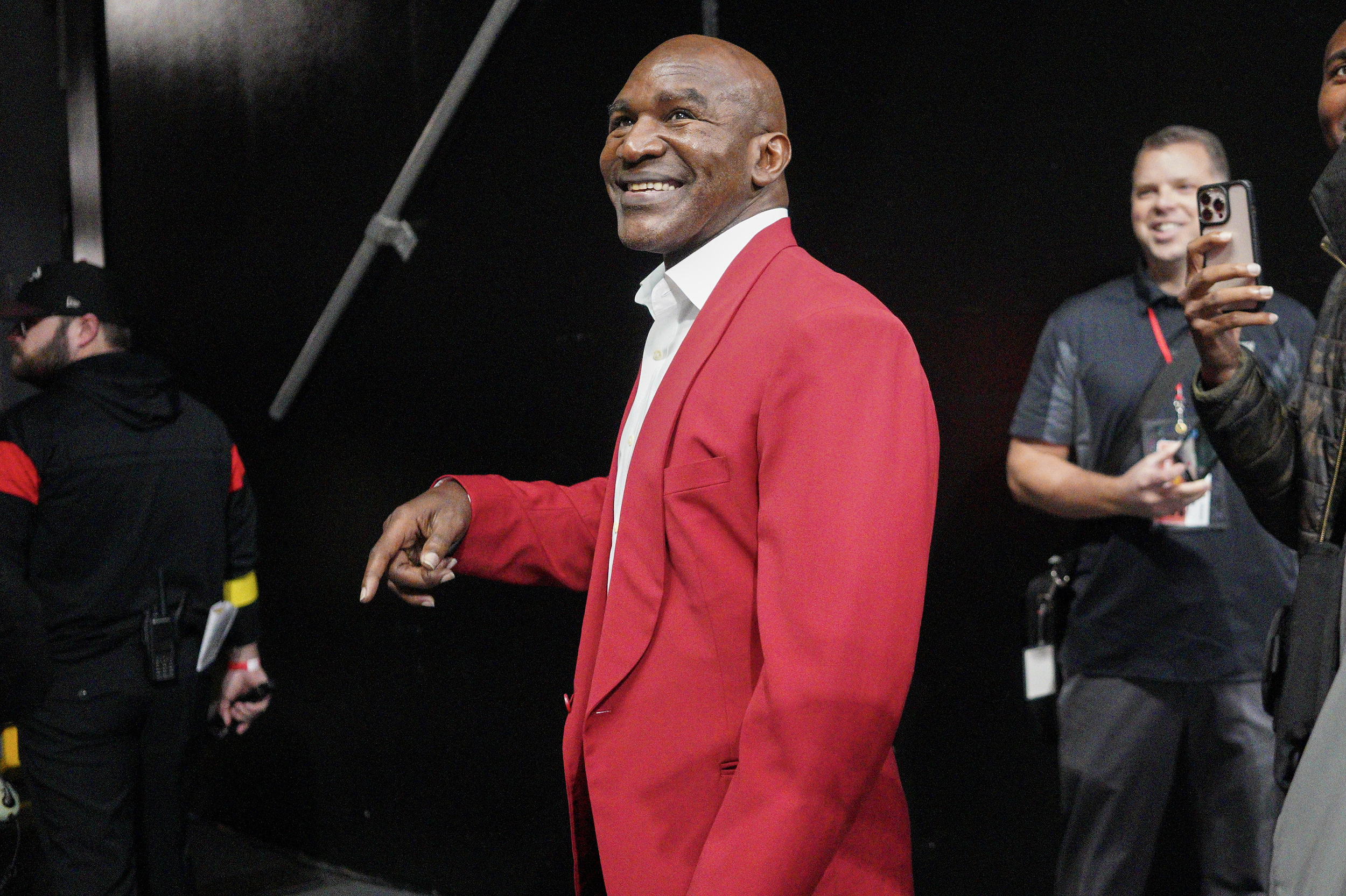 Evander Holyfield vs George Foreman: Reliving the Battle of the Ages