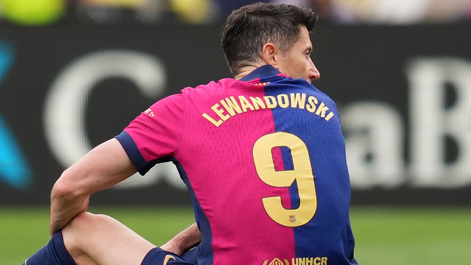 Look away Barcelona fans! Robert Lewandowski picks up untimely injury ...