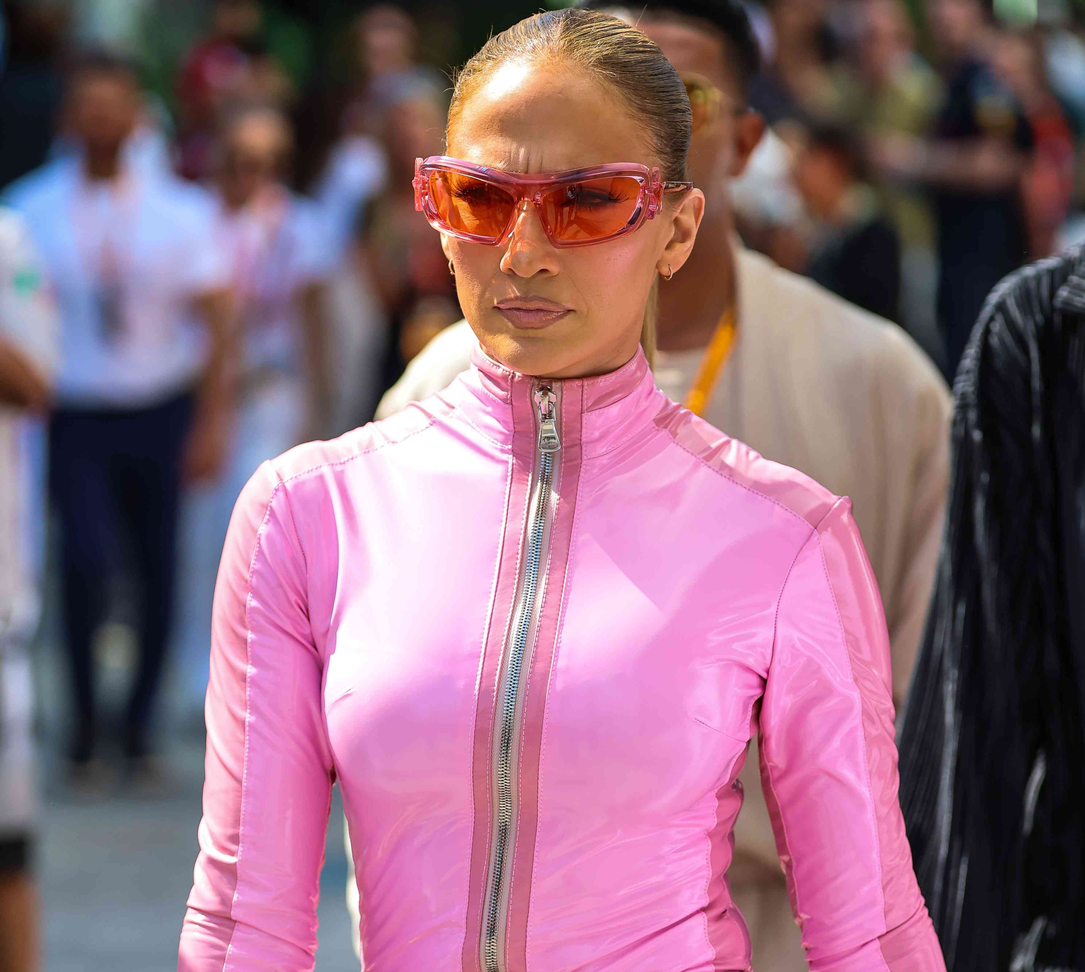 ¡Jennifer Lopez arrasa en la Fórmula 1 con su look de Power Ranger!