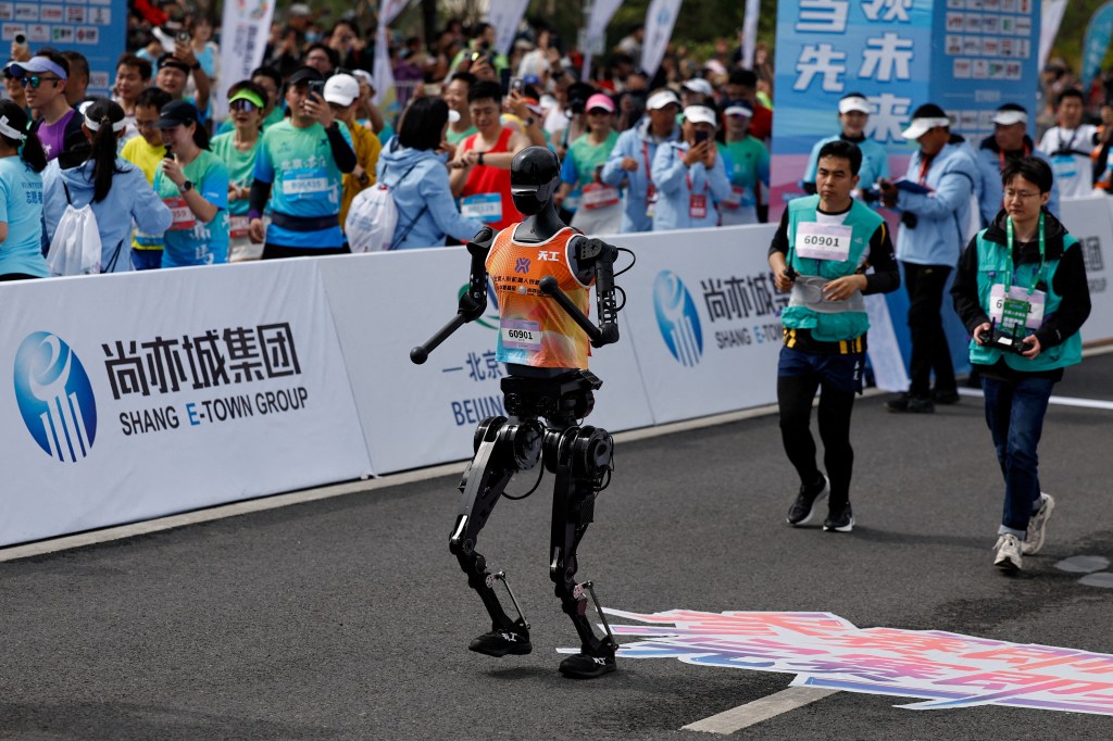 Humanoid robots join runners for half-marathon — but some of the droids ...