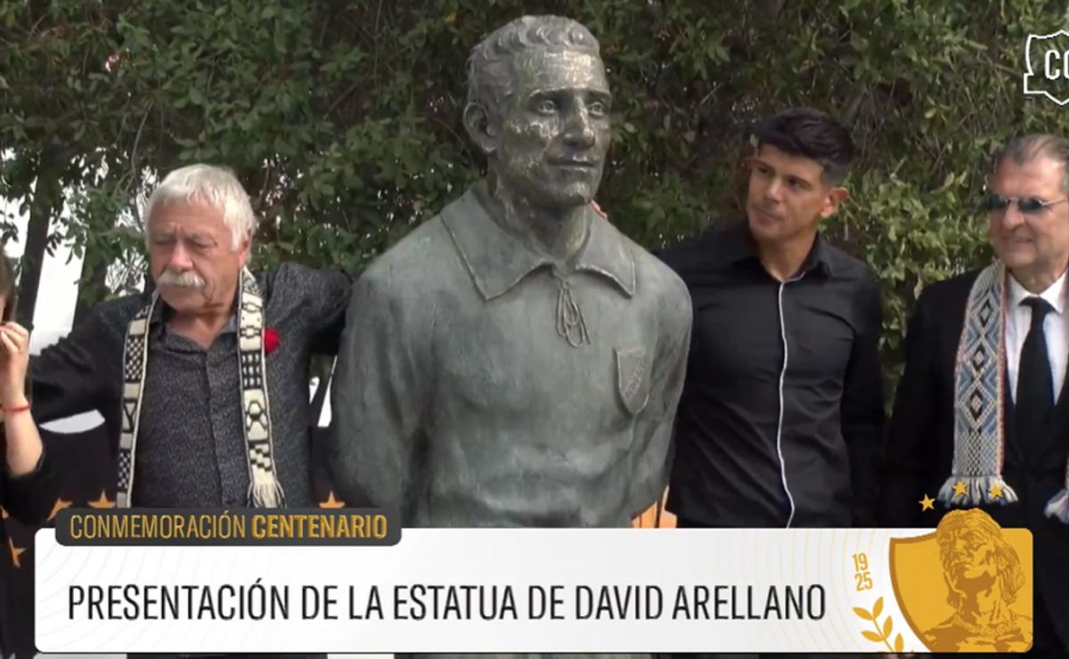 ¡Gran homenaje al fundador! Colo Colo inaugura la estatua de David Arellano en el Monumental