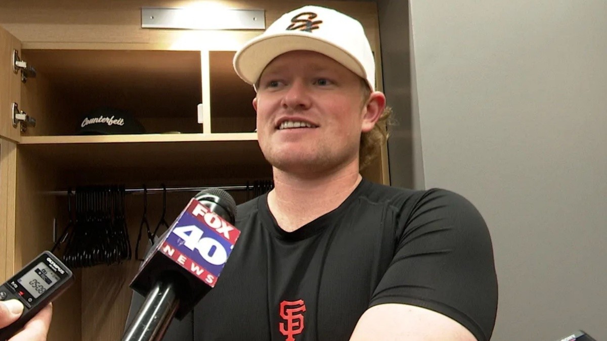 MLB: Logan Webb no logra contener la risa tras inesperado suceso ...