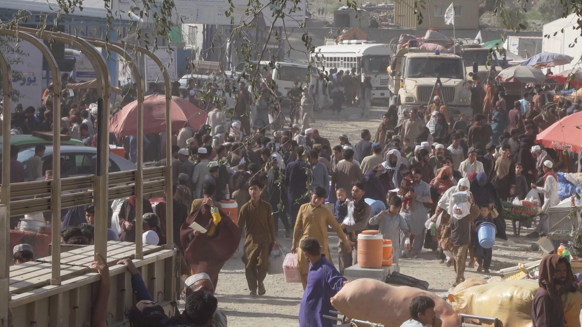 Pakistan expels tens of thousands of Afghans Pakistan expels tens of thousands of Afghans