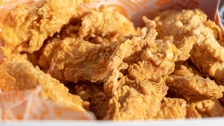 Here's What Makes Popeyes Chicken Taste So Good