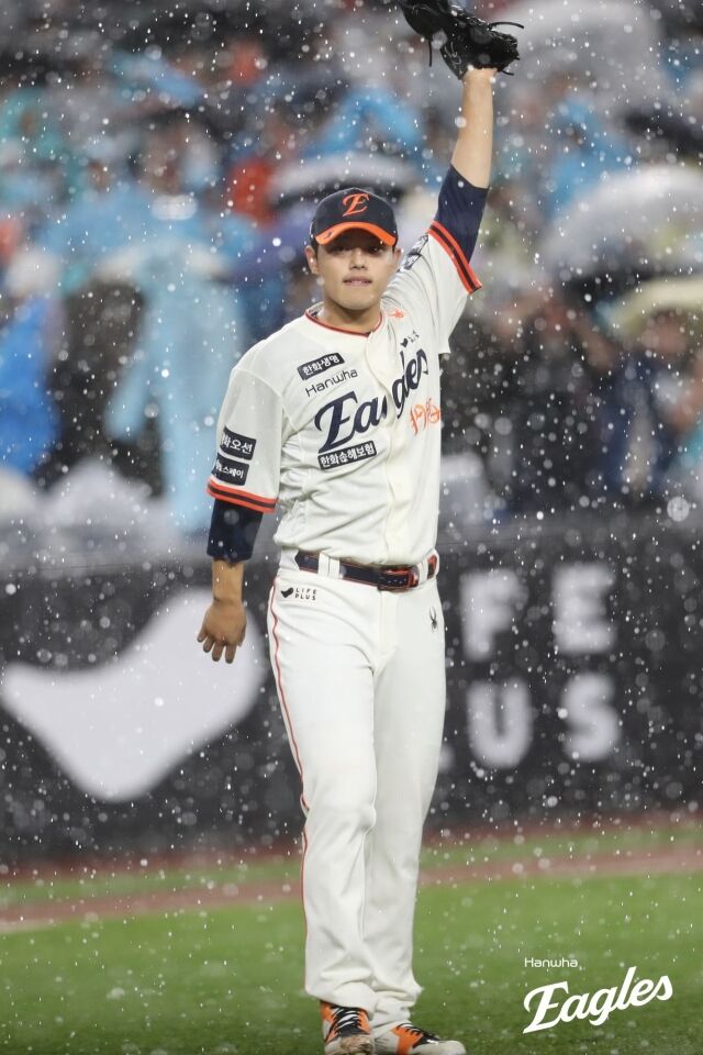 "힘쓰는 법 배웠다" ML 출신 에이스와 대화 그 후, 문동주 159km 낭만피칭…한화 2위 이끌다니, 행운도 따라왔다