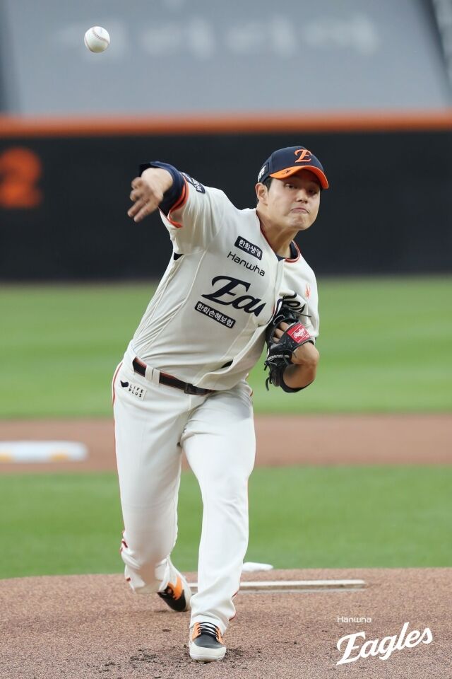 "힘쓰는 법 배웠다" ML 출신 에이스와 대화 그 후, 문동주 159km 낭만피칭…한화 2위 이끌다니, 행운도 따라왔다