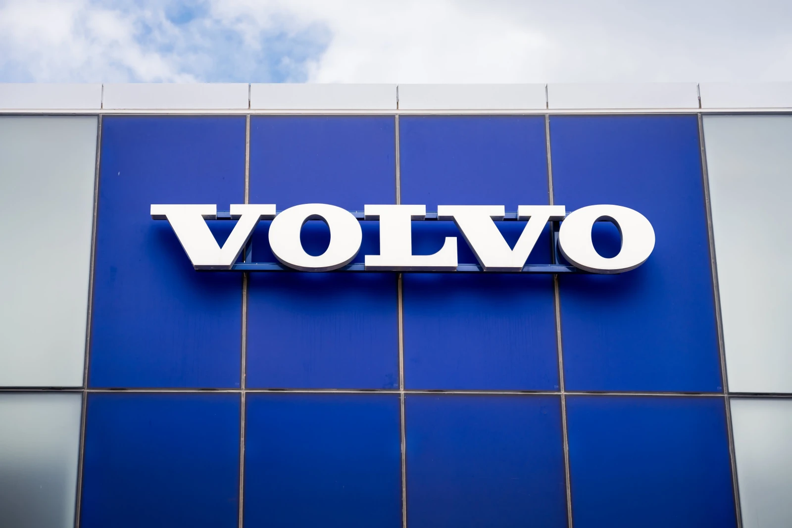 Tariffs: Volvo to slash up to 800 US jobs