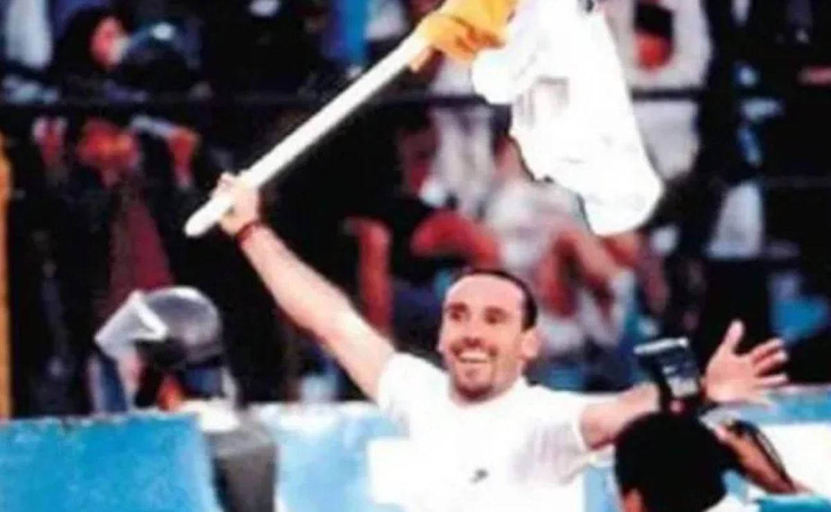 Marcelo Espina se emociona cuando recuerda su legendario festejo en Colo Colo: “El famoso banderín”