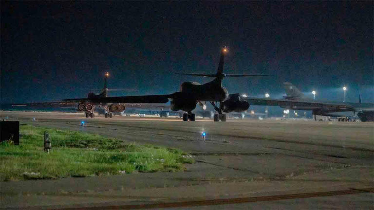 USA stationieren B-1B Lancer Bomber zum ersten Mal in Japan für historische Mission