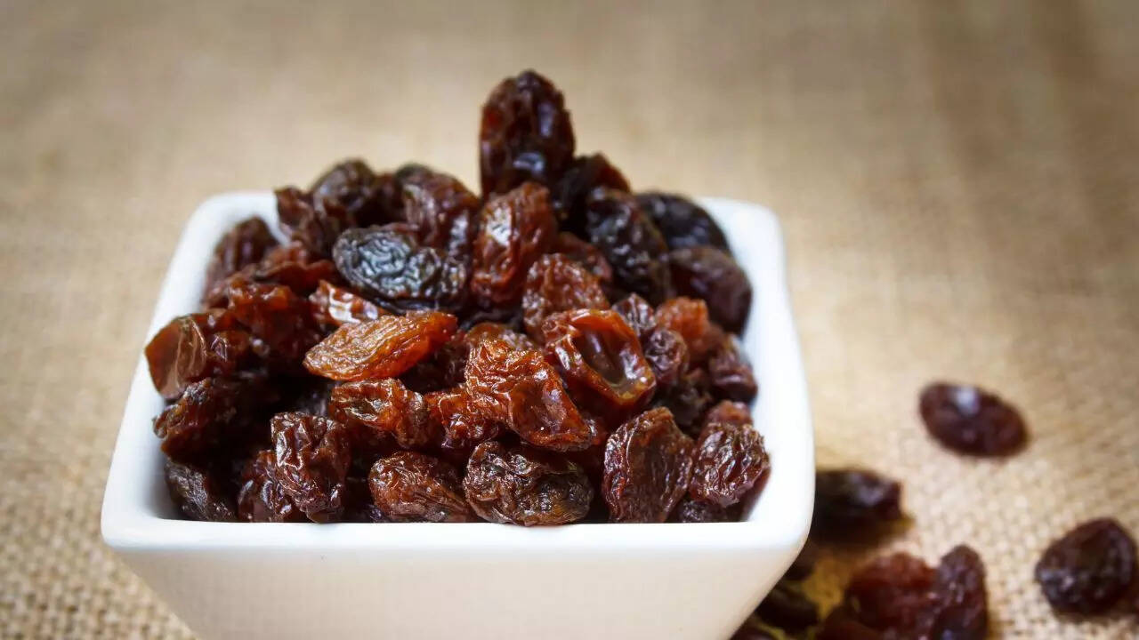6 reasons why women must eat soaked black raisins daily