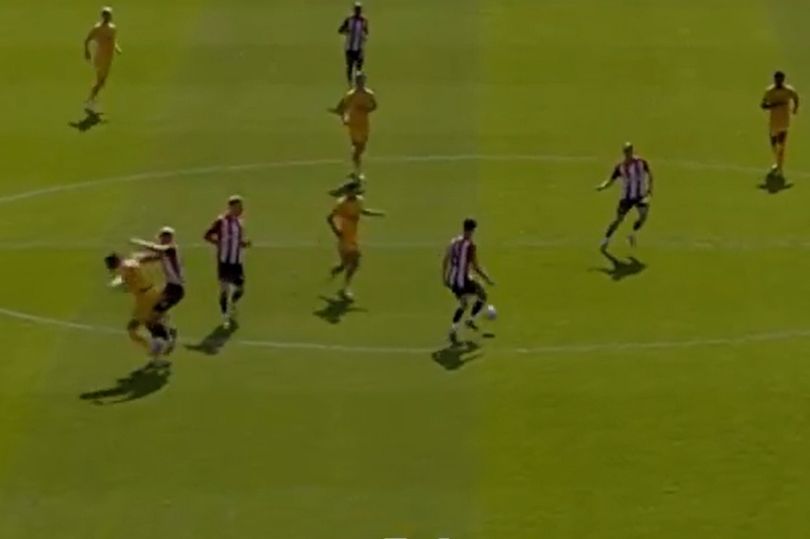 Premier League explain red card after VAR catches star 'elbow opponent ...