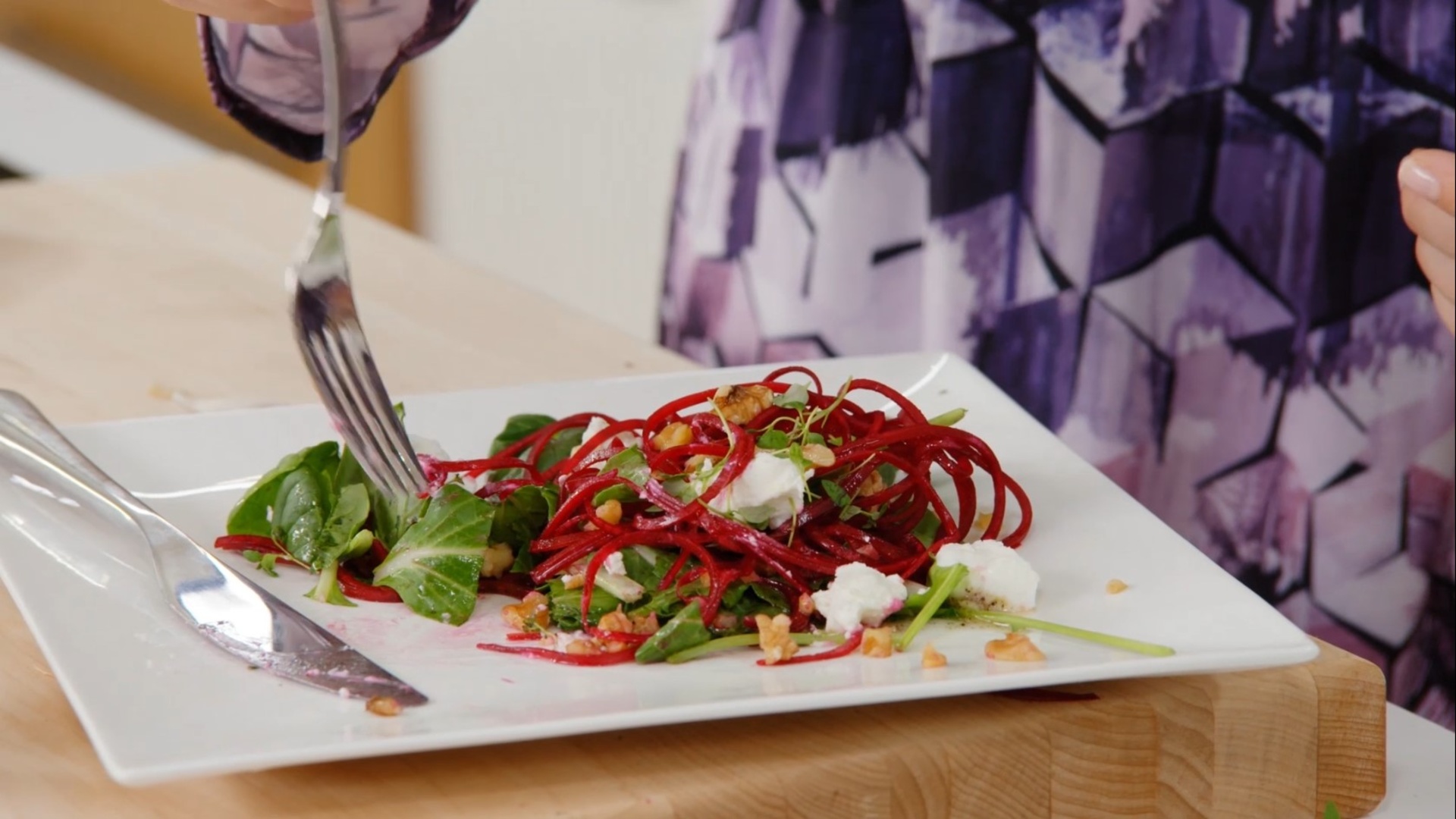 Magnifique salade de betteraves crues au fromage de chèvre et à l'huile ...