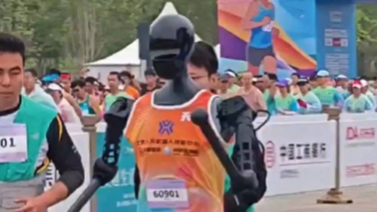 For the first time ever, Chinese humanoid robots ran a marathon against ...