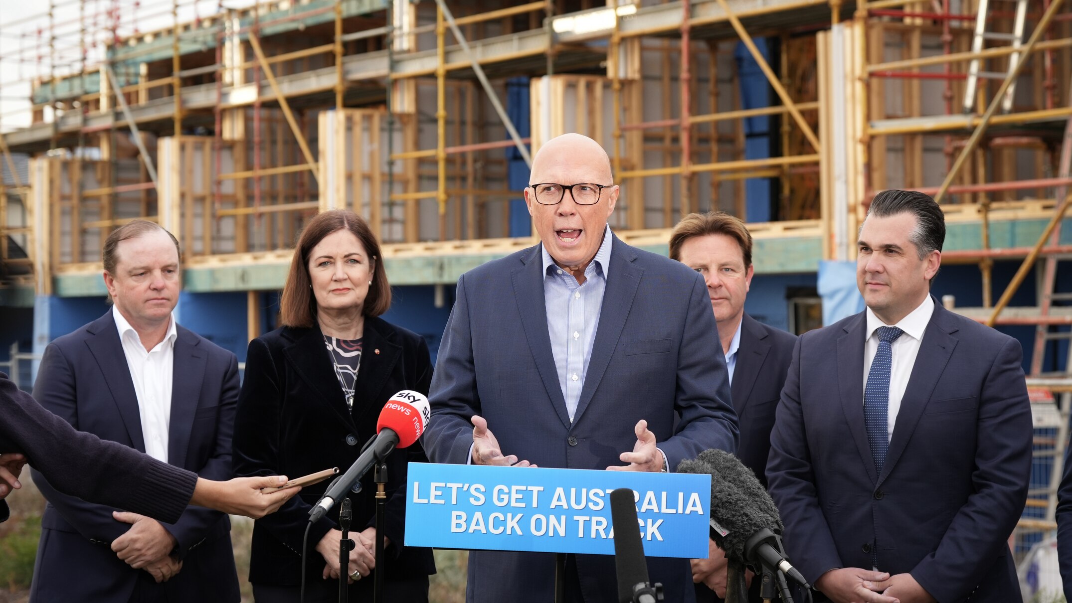Coalition frontbenchers say party not 'waving the white flag' as it ...