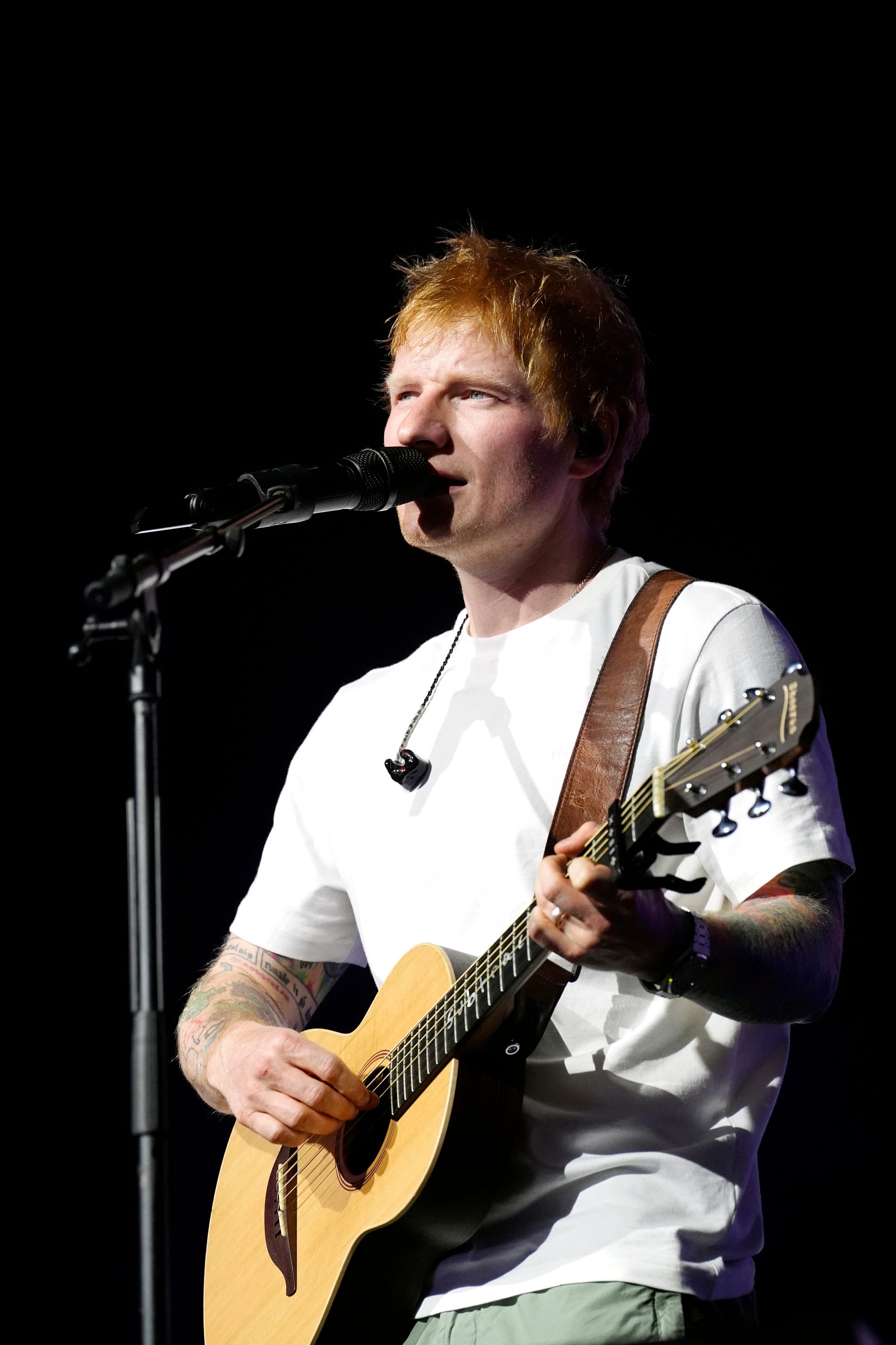 Watch: Ed Sheeran and Noah Kahan perform 'until someone gives up' at ...