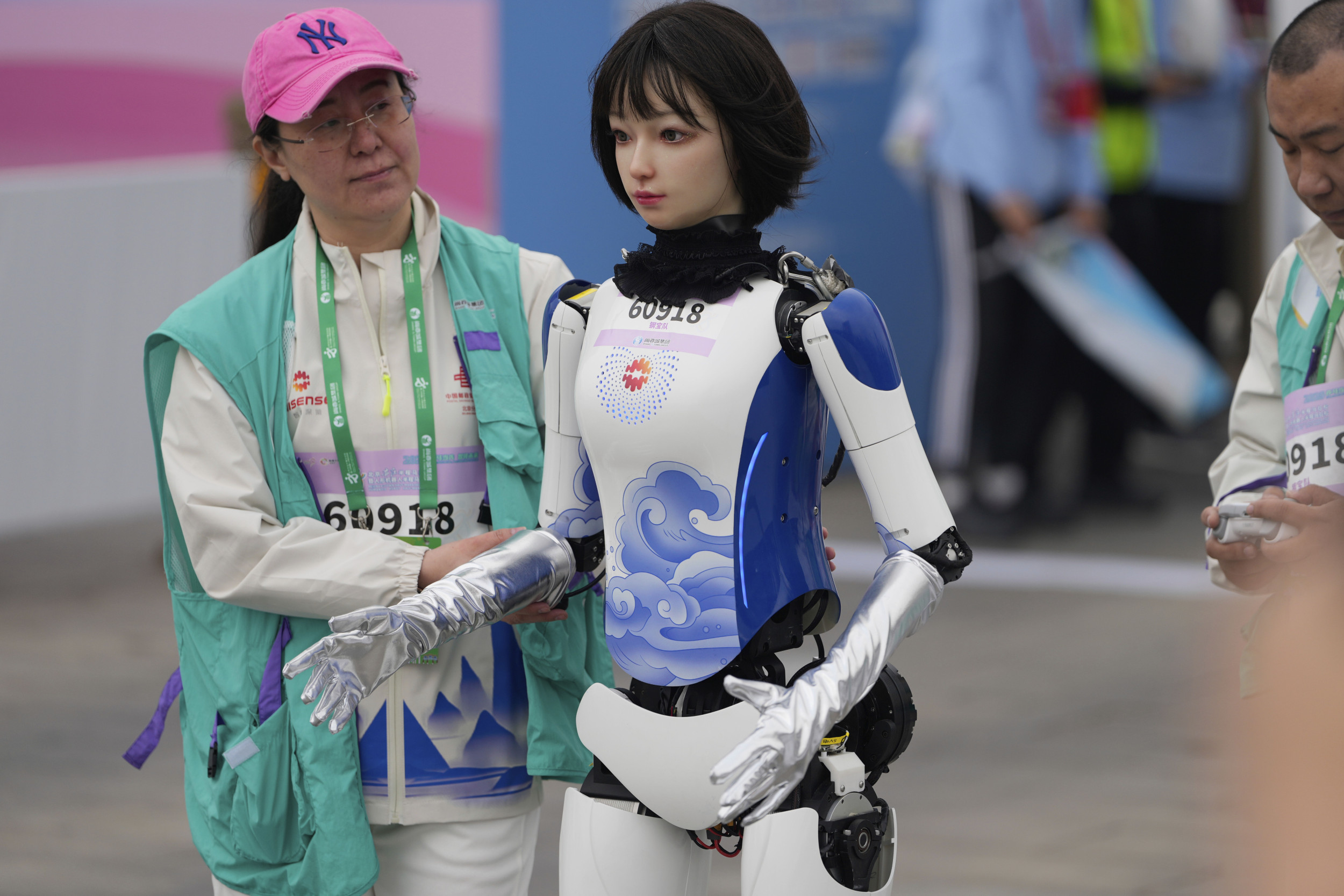 Robots Race Humans in World's First Bipedal Half-Marathon