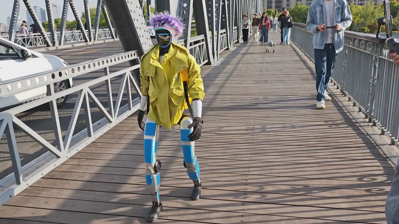 'Fashionabel' robot tar en promenad genom Shanghai