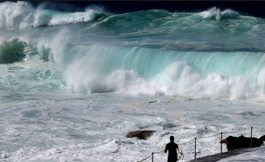 Six dead in easter weekend tragedy as giant waves slam Australia's East ...