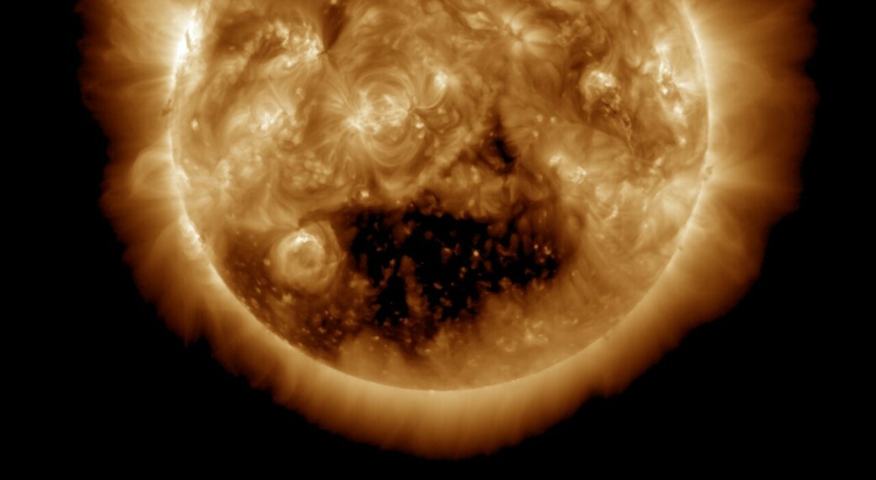 Enorme buco coronale nel Sole, il vento solare colpirà la Terra ...